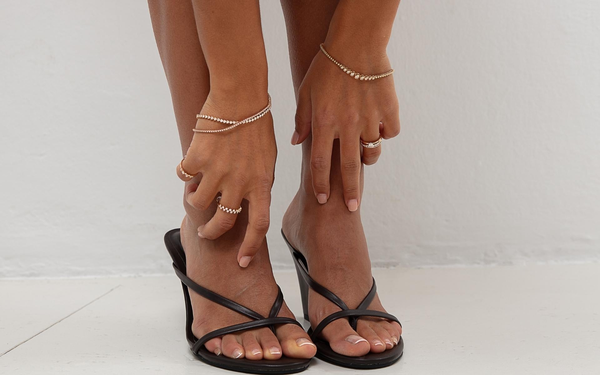 Armbänder kombinieren: Die Kunst des perfekten Handgelenk-Looks